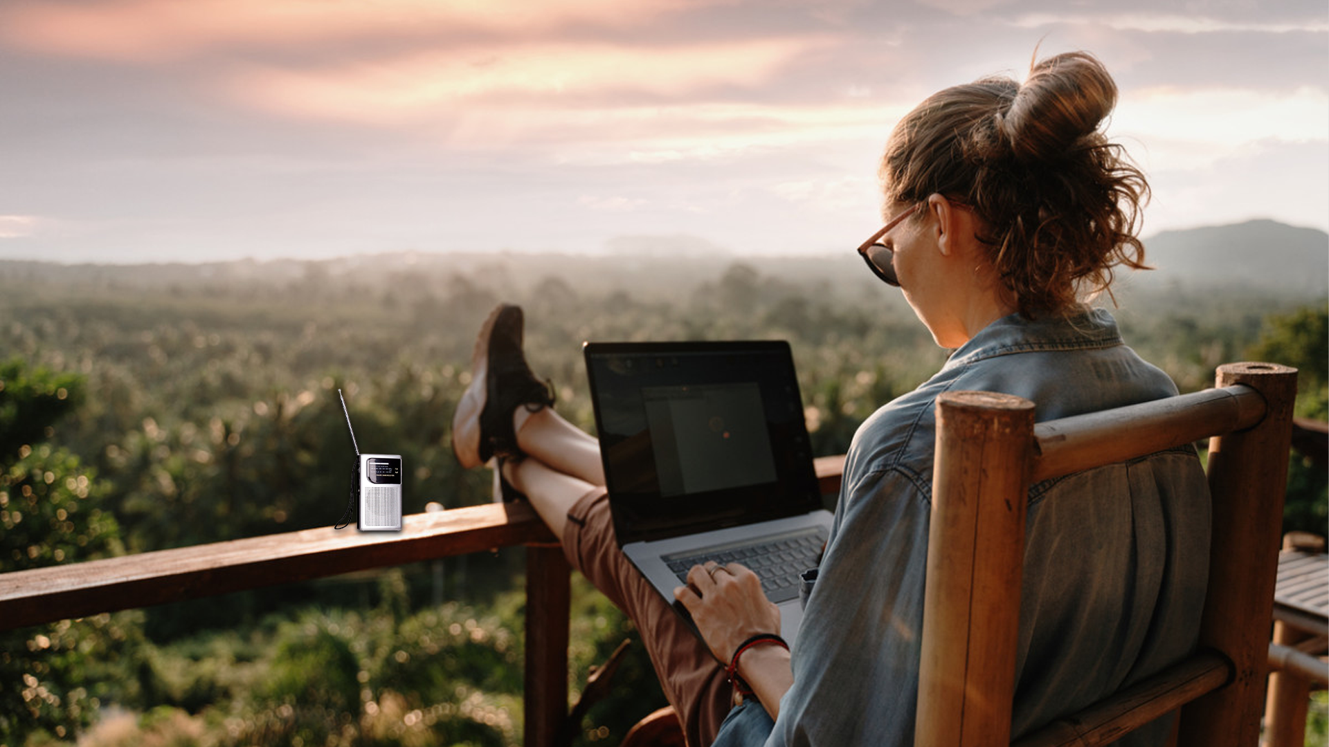 Laser Pocket Radio AM FM Built-in Speaker and Earphones Socket. SPK ...